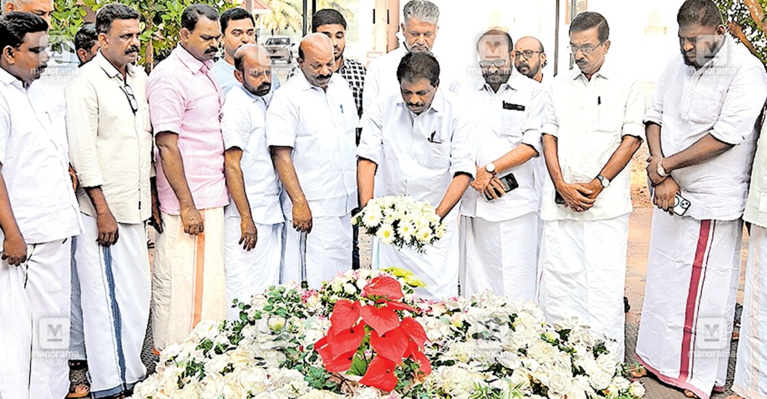 ഉമ്മൻ ചാണ്ടിയുടെ കല്ലറയിൽ അനുഗ്രഹം തേടി കോൺഗ്രസ് സ്ഥാനാർഥികൾ | Shafi ...