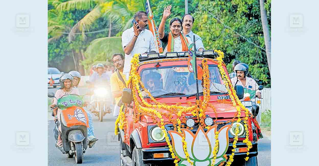 റോഡ് ഷോ നടത്തി ശോഭാ സുരേന്ദ്രൻ | Alappuzha Lok Sabha constituency ...