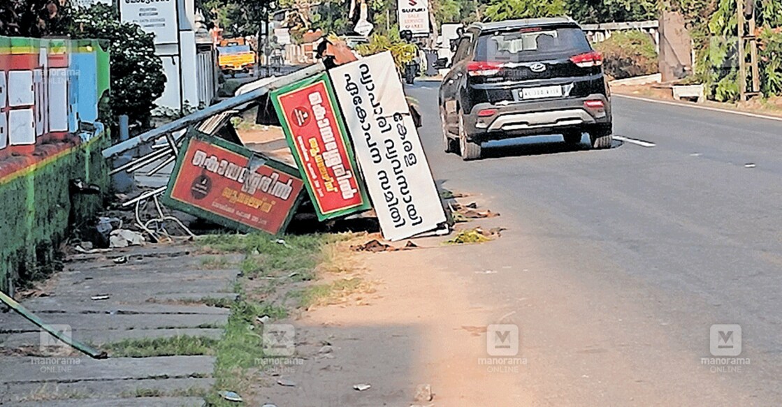 ബസ് കാത്തിരിപ്പു കേന്ദ്രം തട്ടിത്തട്ടി ഇവിടെയെത്തി; റോഡിൽ വീണു