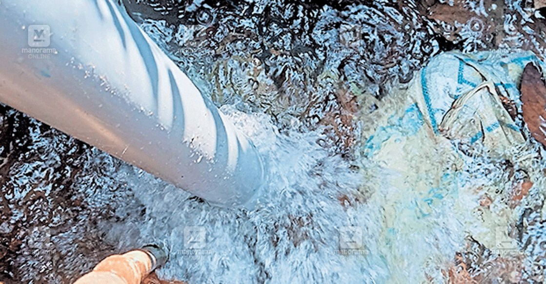 മുറിച്ച പൈപ്പ് നന്നാക്കാതെ ശുദ്ധജലം പാഴാക്കുന്നു