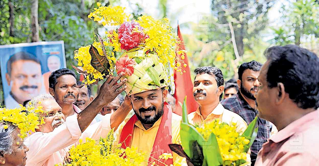 വീണ്ടും പ്രചാരണച്ചൂട്; നിർത്തിവച്ച സ്വീകരണ പര്യടനങ്ങൾ പുനരാരംഭിച്ചു