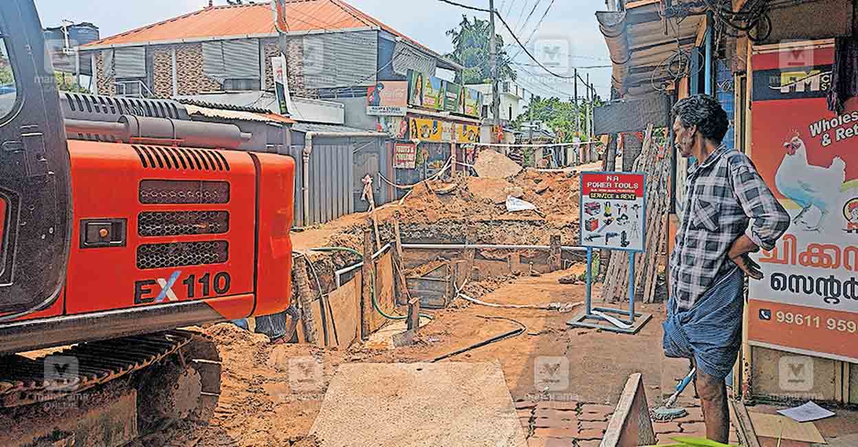 ഓട നിർമാണത്തിനിടെ മണ്ണിടിഞ്ഞു; കൊച്ചിങ്ങാം പറമ്പ് നിവാസികൾക്ക് വഴിയും ...