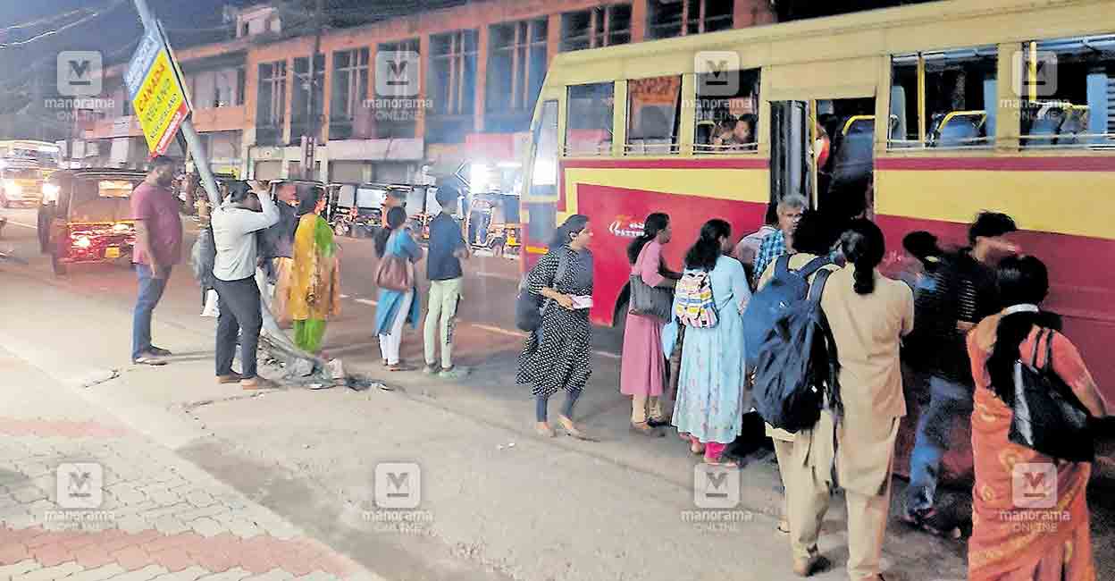 ചെങ്ങന്നൂർ കെഎസ്ആർടിസി ബസ് സ്റ്റാൻഡ്: ഇരുട്ടായാൽ ബസ് കയറില്ല; യാത്രിക ...