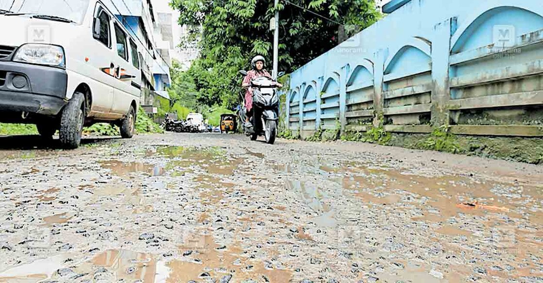 നിർമാണത്തിലെ അപാകതയെ തുടർന്ന് പുനർനിർമാണം നടത്തിയ റോഡ് വീണ്ടും തകർന്നു