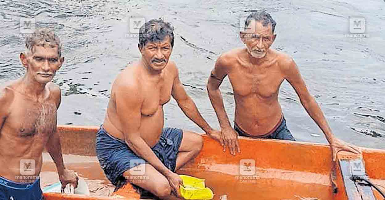 കരിപ്പുഴ തോട്ടിൽ വള്ളം മറിഞ്ഞു; മത്സ്യത്തൊഴിലാളികളെ രക്ഷിച്ചു
