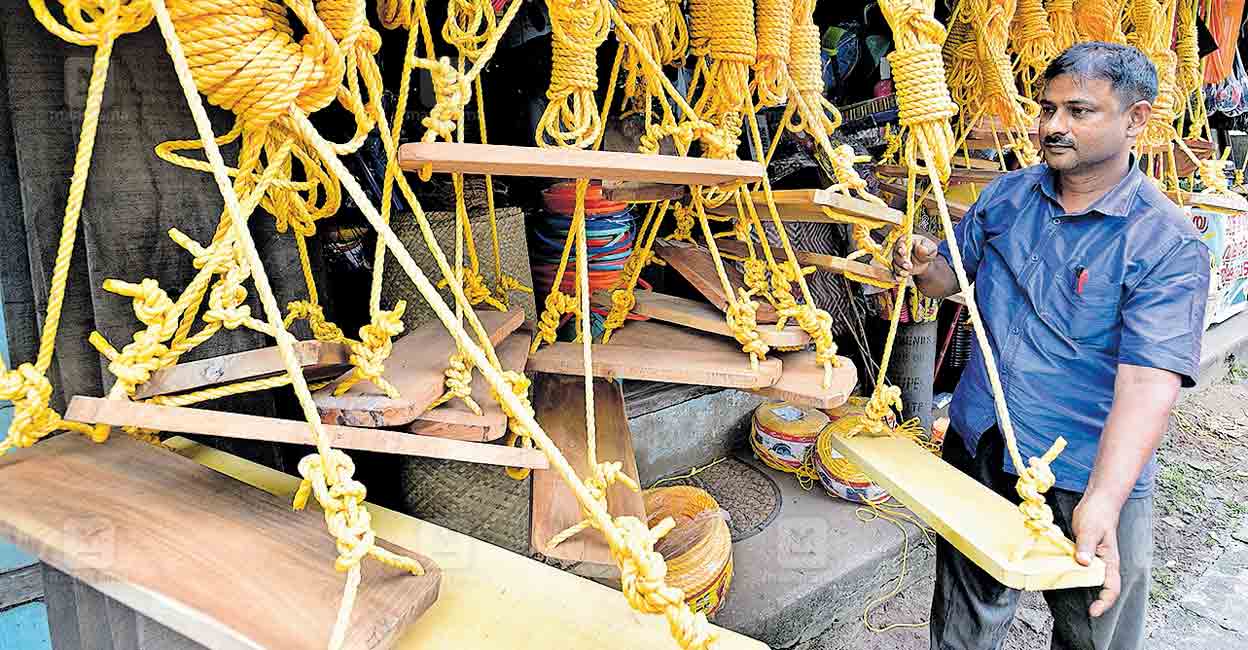 ആയത്തിലാടിയാൽ ആകാശം തൊടണം..; ഓണാഘോഷത്തിന്റെ വരവറിയിച്ച് റെഡിമെയ്ഡ് ...