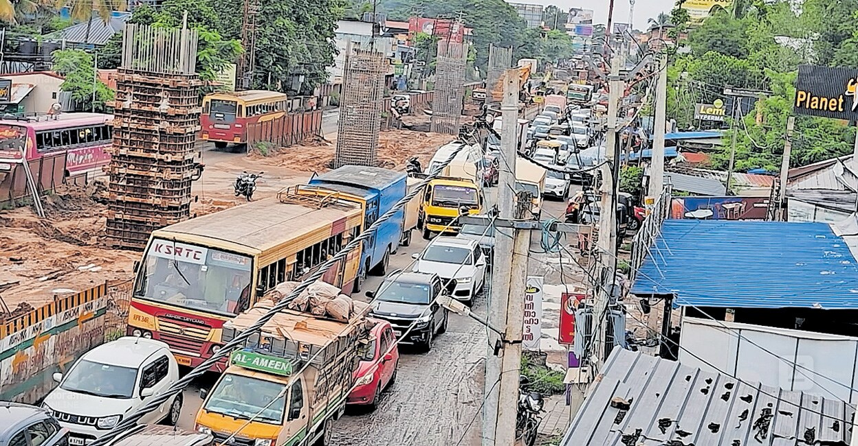 ഓണത്തിരക്കിനെ കുരുക്കിലാക്കി ഉയരപ്പാത നിർമാണം; അരൂർ–ചന്തിരൂർ ഭാഗത്ത് ...