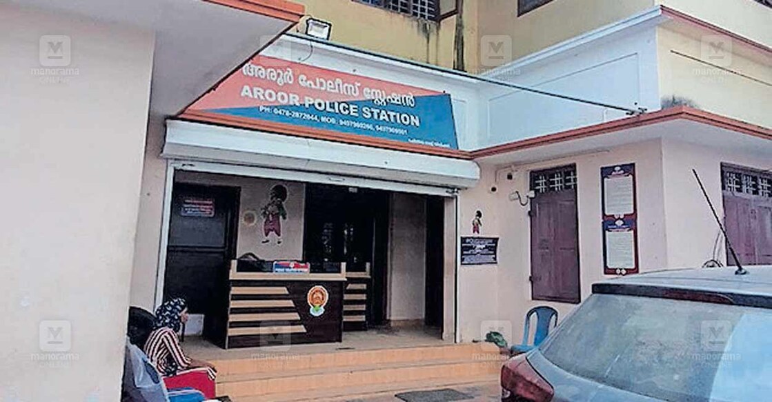 ലോക്കപ്പില്ലാ പൊലീസ് സ്റ്റേഷൻ, പൊല്ലാപ്പിലായി പൊലീസുകാർ; പ്രതികളെ വിലങ്ങുവച്ചു ...