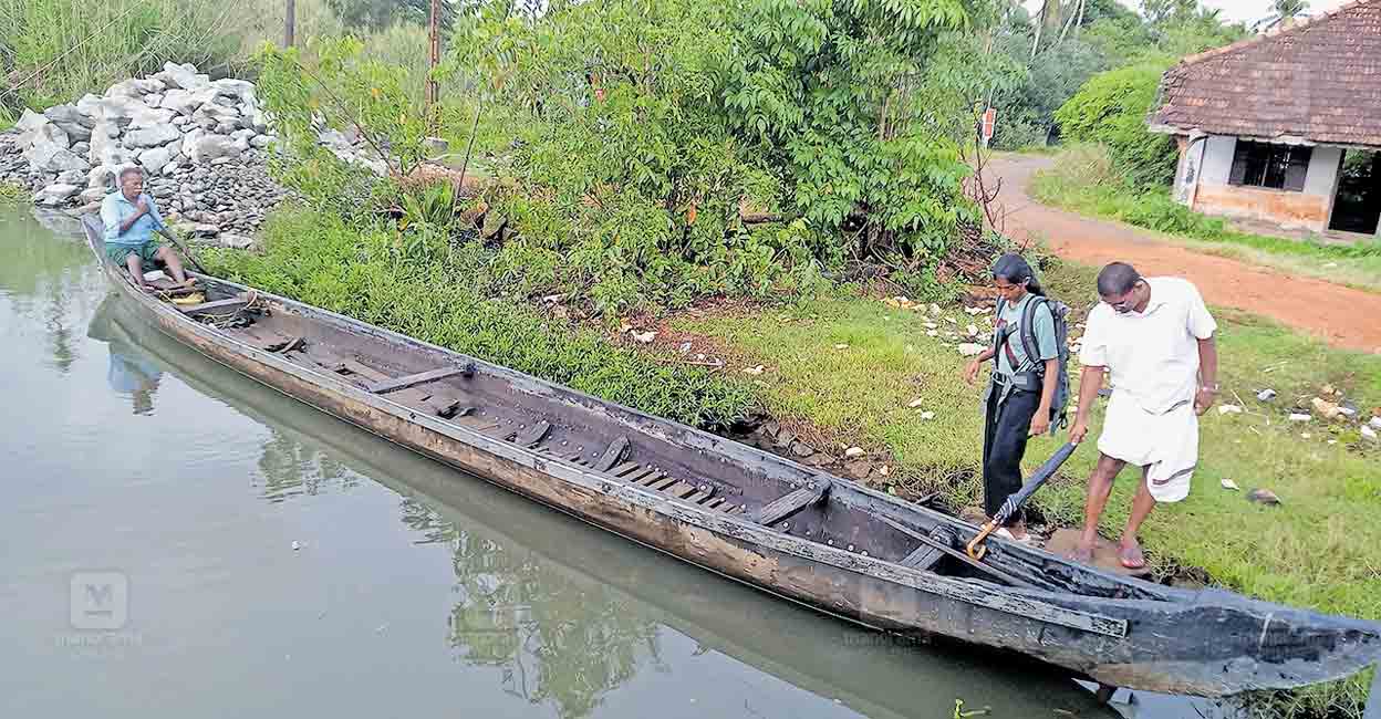 തോണി അടുക്കാൻ രാമങ്കരിയിൽ കടവില്ല; നിലവിലുണ്ടായിരുന്ന കടവ് തകർന്നിട്ടു ...