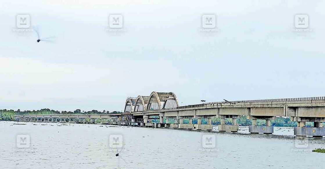 അവസാനം കര തൊട്ടു, പെരുമ്പളം പാലം; സംസ്ഥാനത്തെ കായലിലെ ഏറ്റവും നീളമേറിയ ...