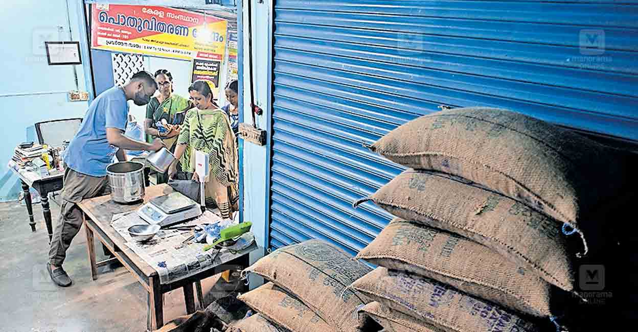 സെപ്റ്റംബറിലെ റേഷൻ വിതരണത്തിൽ കുറവ്; അടിസ്ഥാന വേതനം ലഭിക്കില്ലെന്ന ...