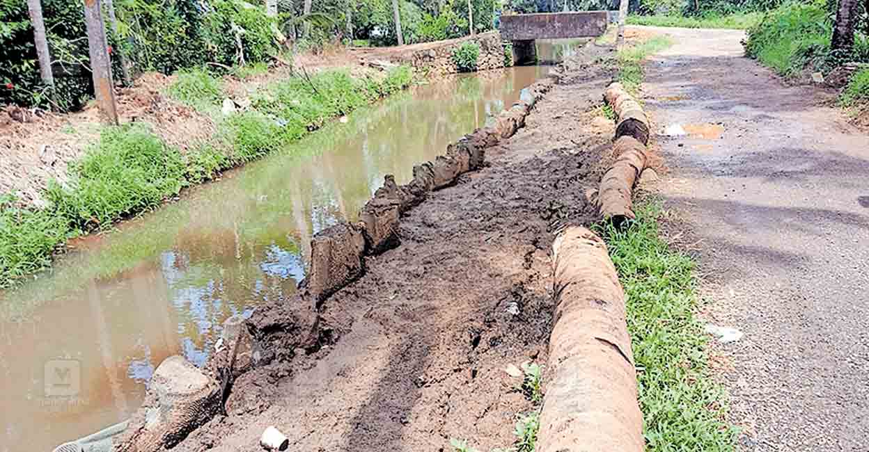 ചെറുതനയിൽ തോടുകൾ കയ്യേറുന്നത് വെള്ളപ്പൊക്കത്തിന് കാരണമാകുന്നതായി പരാതി ...