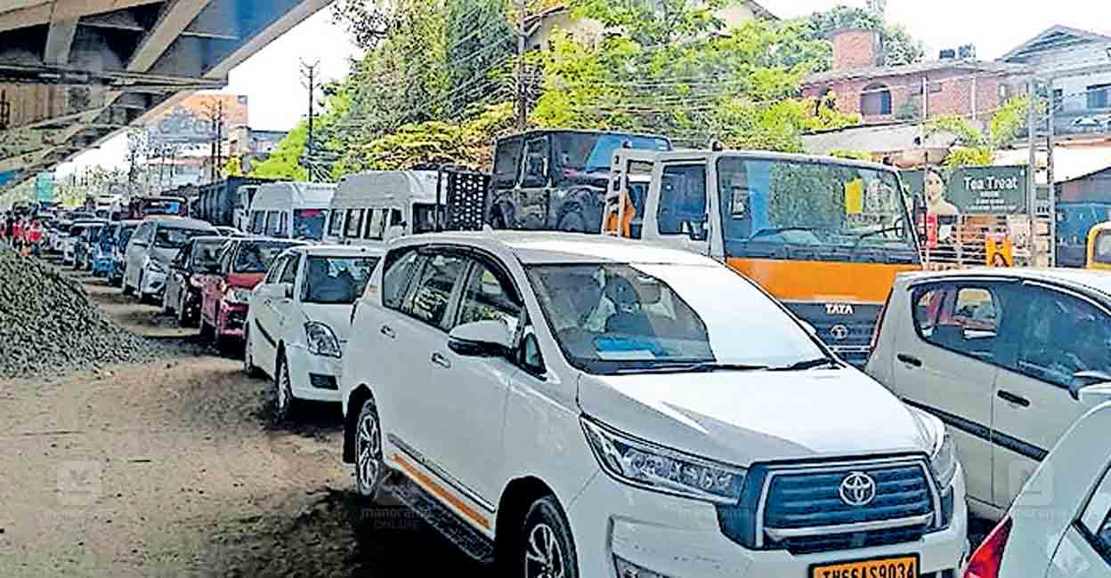 7 കിലോമീറ്റർ സഞ്ചരിക്കാൻ 2 മണിക്കൂറിലേറെ; കുരുക്കൊഴിയാതെ അരൂർ–തുറവൂർ പാത | Aroor traffic ...