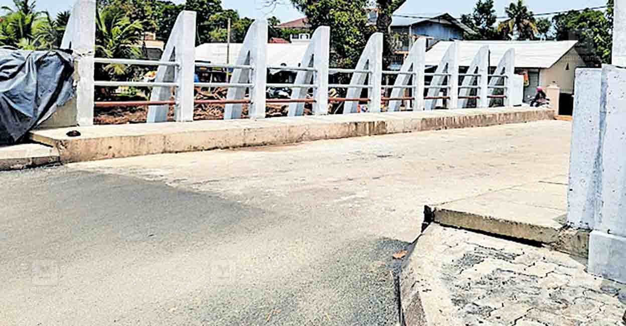 പാലത്തിന്റെ അപകടാവസ്ഥ കത്തിലൂടെ അധികൃതർ അറിഞ്ഞു; ആകാശിന് അഭിമാനമായി ...