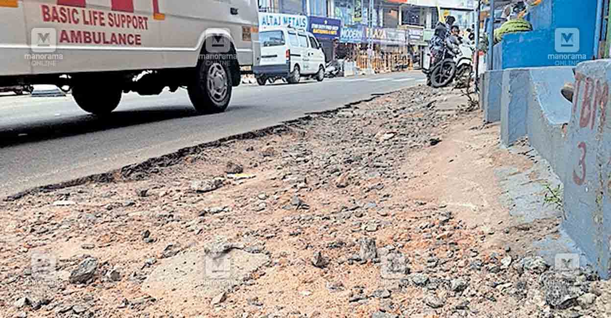 മാന്നാർ ടൗണിൽ ഇന്റർലോക്ക് പണികൾ തീരുന്നില്ല; അപകടങ്ങളിൽ ‘ലോക്ക’ായി ...