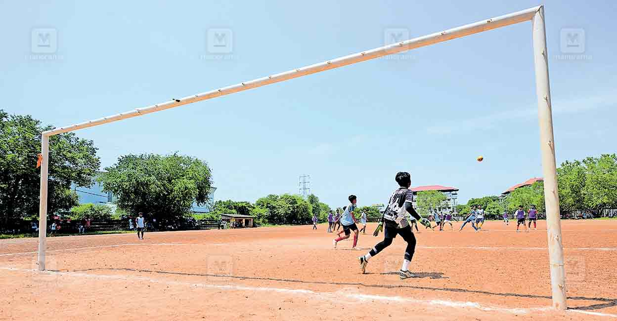 സ്കൂൾ കായികമേള: കാറ്റു പോയ പന്ത്, വലയില്ലാത്ത ഗോൾ പോസ്റ്റ്; ഫുട്ബോ ...