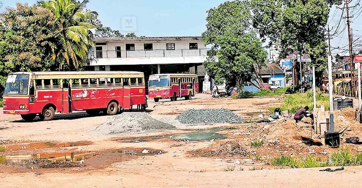 ചെങ്ങന്നൂർ: കെഎസ്ആർടിസി ഡിപ്പോയിൽ താൽ‍ക്കാലിക കാത്തിരിപ്പ് കേന്ദ്രം നി ...