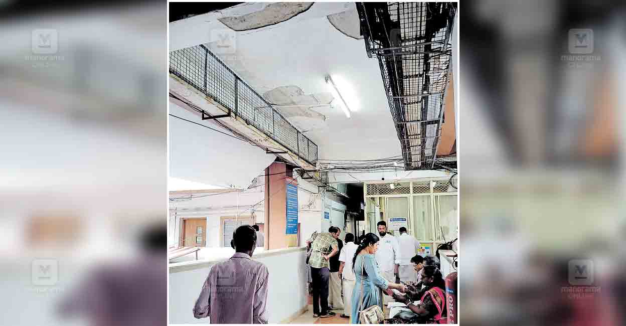 പത്രികകളുടെ സൂക്ഷ്മ പരിശോധനയ്ക്കിടെ കലക്ടറേറ്റിൽ മേൽക്കൂരയുടെ സിമന്റ് ...