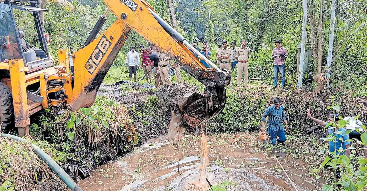 ഐഷ വധം: പ്രതി സെബാസ്റ്റ്യന്റെ വീട്ടുവളപ്പിലെ കുളം വറ്റിച്ചു ...