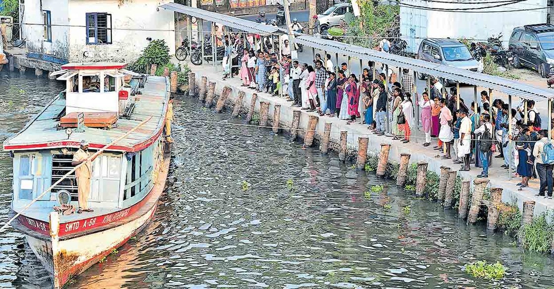 താൽക്കാലിക ബോട്ടുജെട്ടി പ്രവർത്തിച്ചു തുടങ്ങി; പര‌ിമിതികളിൽ ഞെരുങ്ങി ...