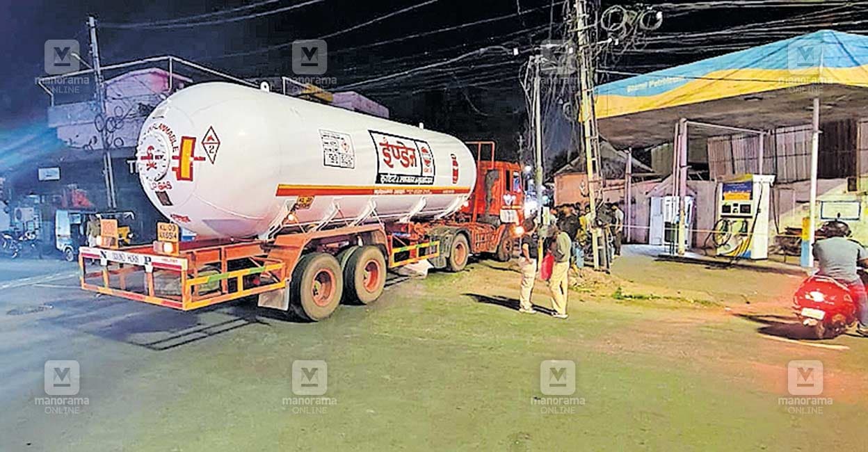 പാചകവാതക ടാങ്കറിന് അടിയിലേക്ക് ബൈക്ക് ഇടിച്ചു കയറി; രക്ഷിക്കാ ...