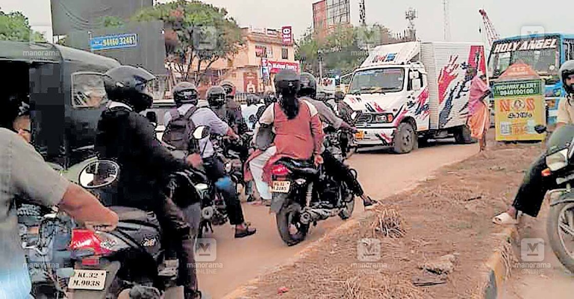 ഉയരപ്പാത: 1.5 കിലോമീറ്റർ സഞ്ചരിക്കാൻ ഒരുമണിക്കൂറോളം; അരൂർ–തുറവൂർ റോഡിൽ ഗതാഗതക്കുരുക്ക് ...