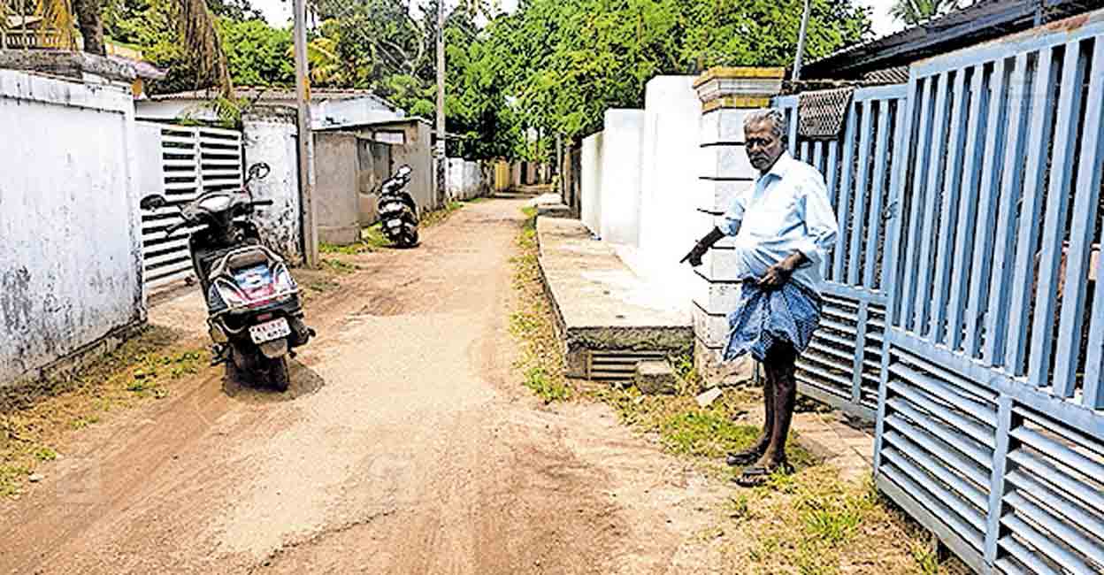 ദുരന്തമായി കൈചൂണ്ടി–മാർക്കറ്റ് റോഡിലെ ഓട; മഴക്കാലത്ത് റോഡി ...