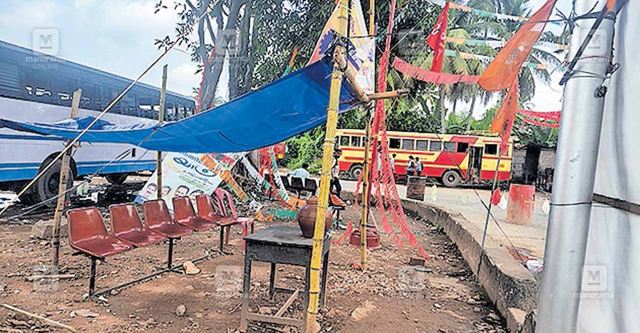 ഡിപ്പോ കെട്ടിടം പൊളിച്ചിട്ട് രണ്ടുമാസം; മഴയും വെയിലുമേറ്റ് ഇവിടെയിങ്ങനെ ...