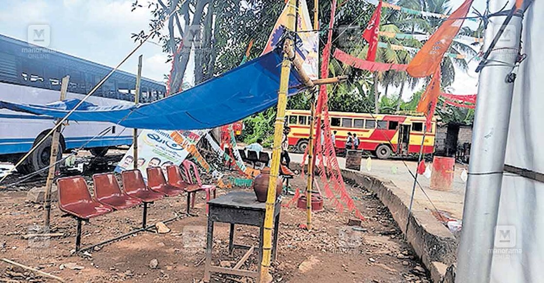 ഡിപ്പോ കെട്ടിടം പൊളിച്ചിട്ട് രണ്ടുമാസം; മഴയും വെയിലുമേറ്റ് ഇവിടെയിങ്ങനെ ...