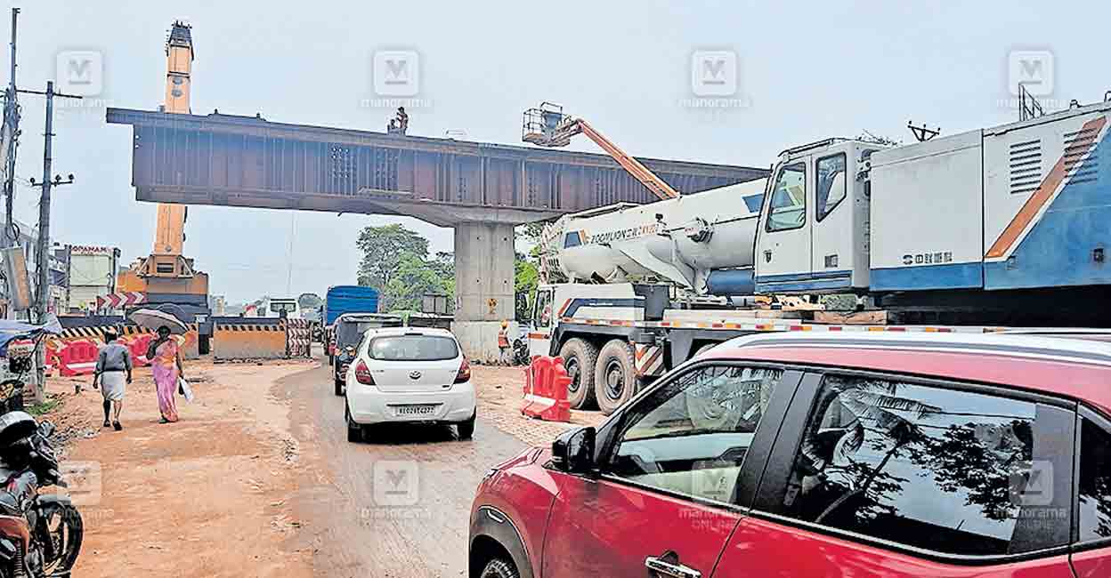 അരൂർ തുറവൂർ ഉയരപ്പാത; തൂണുകളുടെയും അപ്രോച്ച് റോഡിന്റെയും നിർമാണം ...