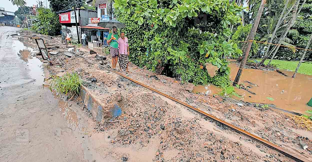 ഉയരപ്പാത നിർമാണം: എരമല്ലൂർ മുതൽ കൊച്ചവെളിക്കവല വരെ പാതയോരത്ത് ...