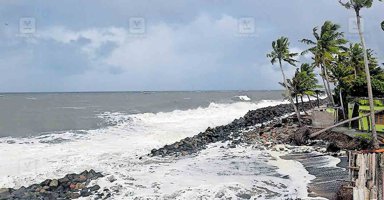 കടലാക്രമണ ഭീഷണിയിൽ ഒട്ടേറെ വീടുകൾ; ആറാട്ടുപുഴയിലെ കാർത്തിക ജംക്‌ഷനിൽ റോഡ് വരെ തിരയെത്തി ...