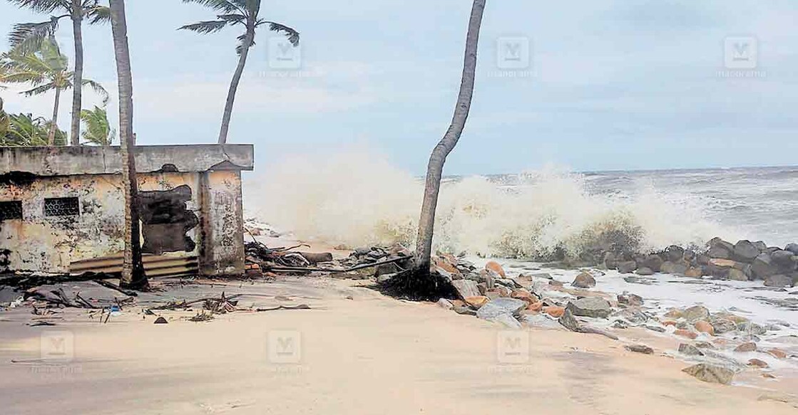 കടലാക്രമണ ഭീഷണി: ആറാട്ടുപുഴയിലും തൃക്കുന്നപ്പുഴയിലും കടൽഭിത്തി ദുർബലം ...