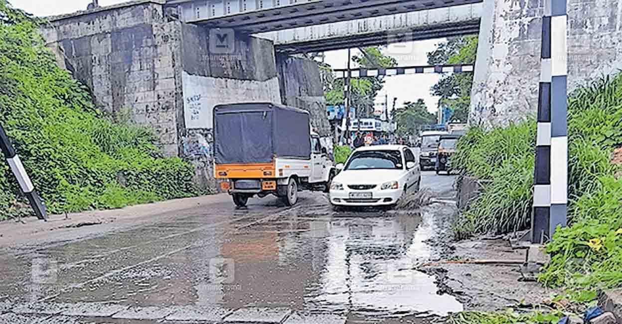 റെയിൽവേ മേൽപാലത്തിനടിയിലെ വെളളക്കെട്ട്: യാത്രാദുരിതം | Kayamkulam ...