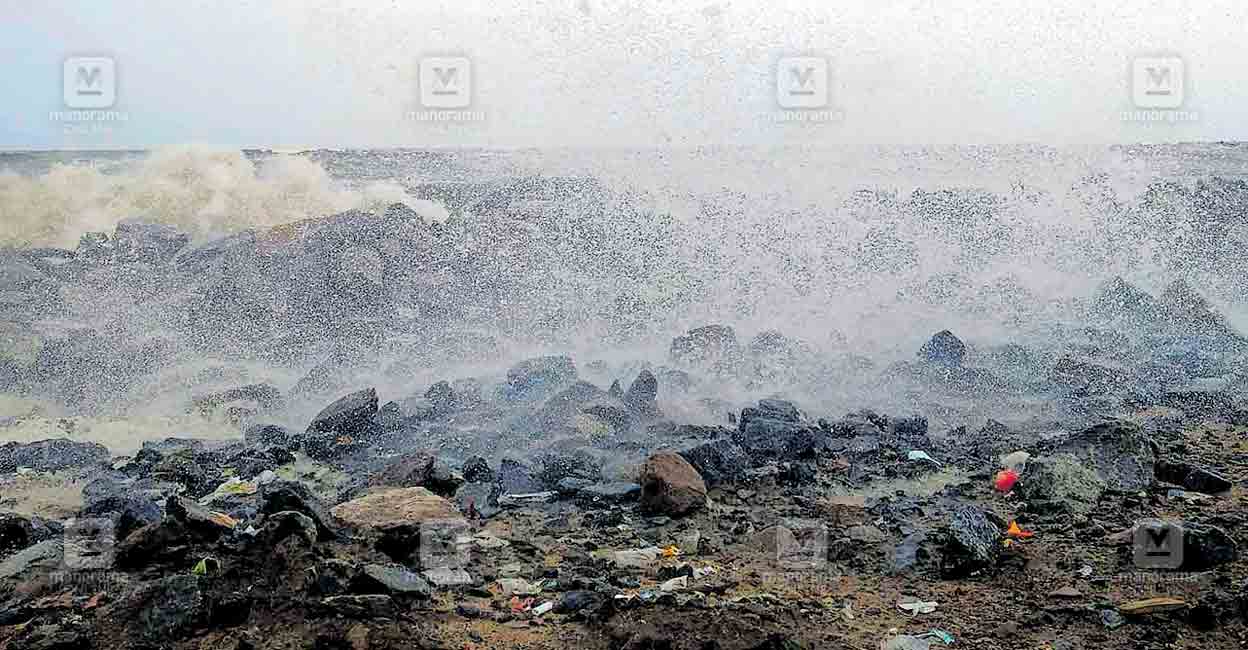 തീരജനതയെ വിറപ്പിച്ച് കടലേറ്റം | Punnapra | sea erosion | coastal ...