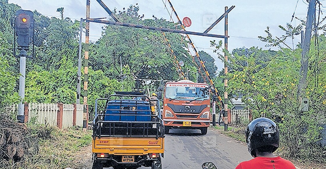 മഠത്തുംപടി റെയിൽവേ ഗേറ്റ് ഒരു ദിവസം അടച്ചു തുറക്കുന്നത് 65 തവണ ! വലഞ്ഞ് ...