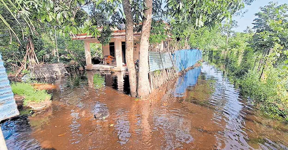 ദേശീയപാത വികസനം: തോടുകൾ മൂടി; വീടുകൾ വെള്ളക്കെട്ടിൽ | Kalavoor ...