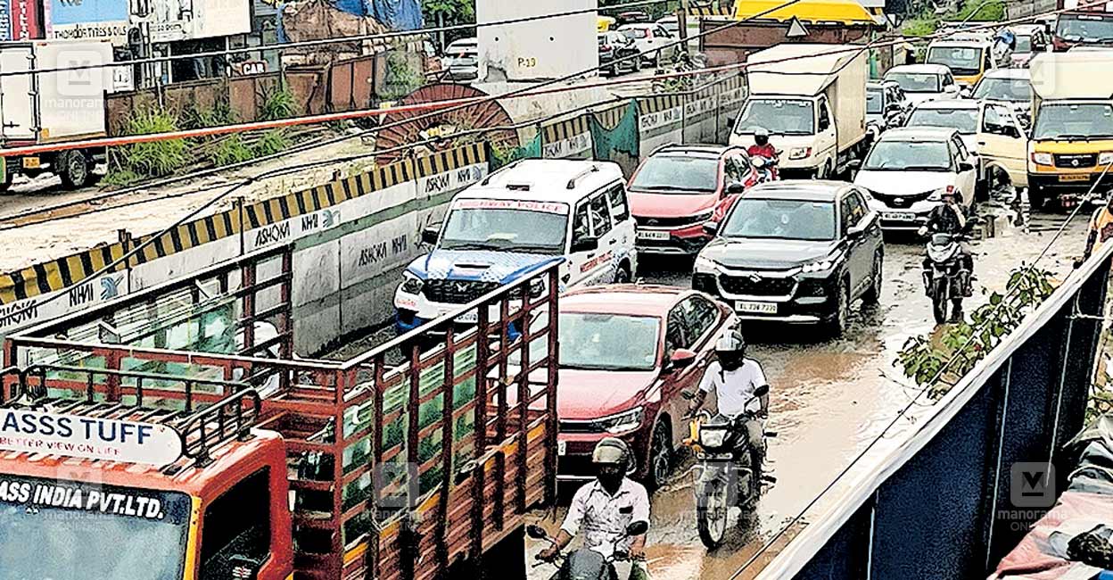 അരൂർ ഉയരപ്പാത നിർമാണസ്ഥലത്ത് വൻ ഗതാഗതക്കുരുക്ക്; 1.6 കിലോമീറ്റർ കടക്കാ ...