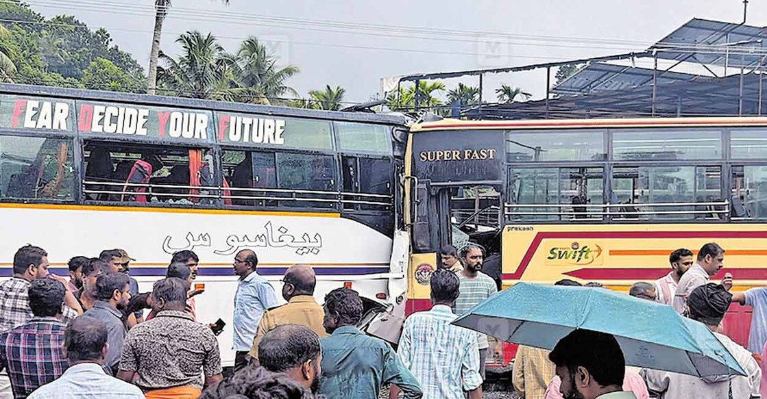 ചെങ്ങന്നൂരിൽ കെഎസ്ആർടിസി– ടൂറിസ്റ്റ് ബസുകൾ കൂട്ടിയിടിച്ചുണ്ടായ അപകടം ...
