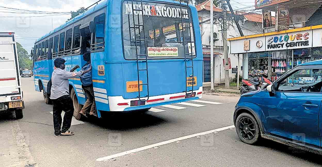 സീബ്രാ ലൈനിലും ബസ് സ്റ്റോപ്; മാന്നാർ സ്റ്റോർ ജംക്‌ഷനിൽ ഗതാഗതനിയമങ്ങ ...