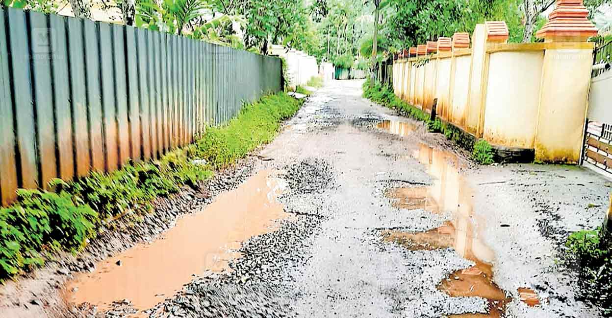 മഹാദേവി കാട്– ത്രാച്ചേരിൽ റോഡിൽ യാത്രാദുരിതം | Harippad roads ...