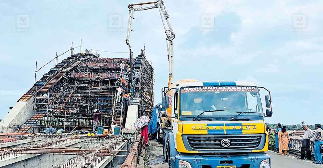 പള്ളാത്തുരുത്തി പാലം ആർച്ച് രണ്ടാംഘട്ട കോൺക്രീറ്റിങ് പൂർത്തിയായി ...