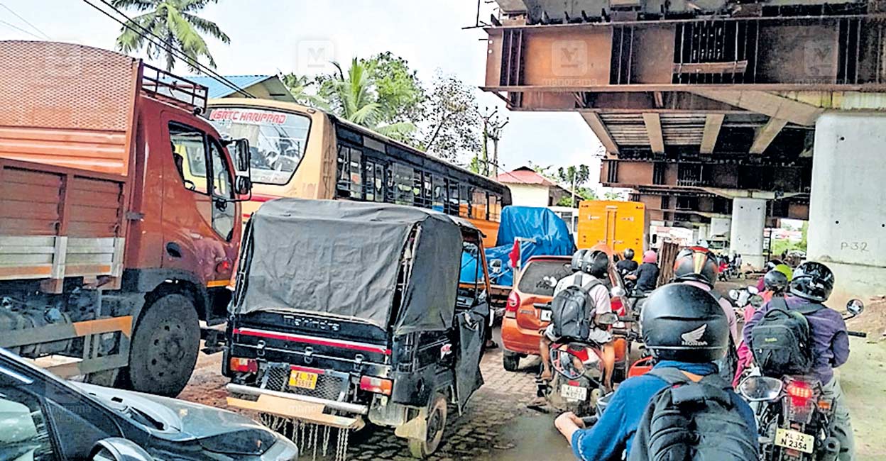 ഉയരപ്പാത നിർമാണം: ഗതാഗതക്കുരുക്ക് മൂലം യാത്ര ദുരിതം; എരമല്ലൂരിൽ നിന്ന് ...