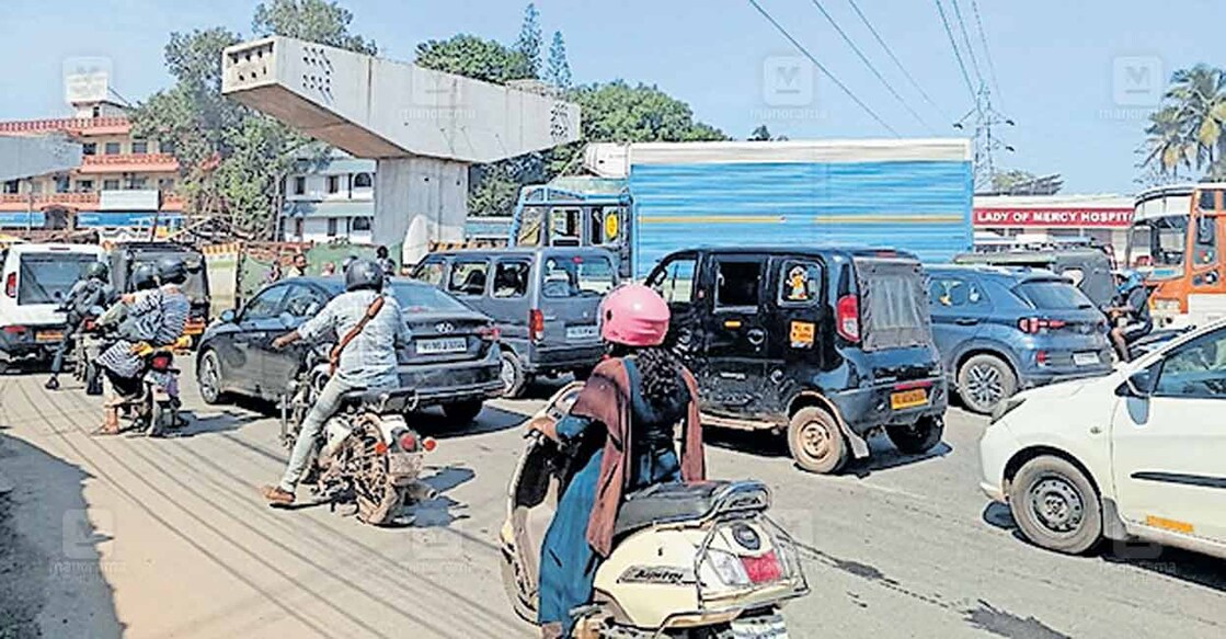 പാചക വാതക സിലണ്ടറുമായി വന്ന ടാങ്കർ ലോറി കേടായി; അരൂർ പള്ളി മുതൽ ചന്തിരൂർ വരെ വൻ ഗതാഗതക്കുരുക്ക് ...