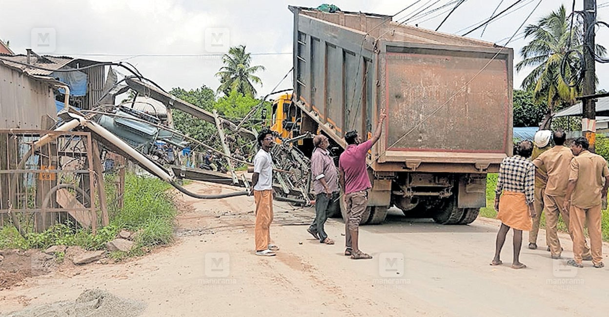 കാരിയർ താഴ്ത്താതെ ലോറി മുന്നോട്ടെടുത്തു , 11 കെവി ലൈനിൽ ഉടക്കി അപകടം ...