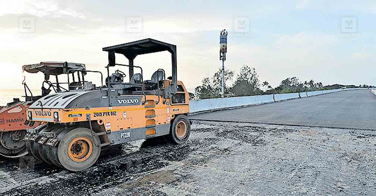 ദേശീയപാത വികസനം: ആലപ്പുഴ ബൈപാസിൽ നിർമിക്കുന്ന സമാന്തരപാലത്തിന്റെ ടാറിങ് ...