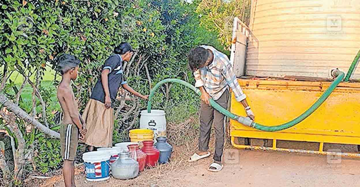 ചെന്നിത്തല പടിഞ്ഞാറ്; ടാങ്കർ ലോറിയിൽ ശുദ്ധജലം എത്തിച്ചു തുടങ്ങി ...