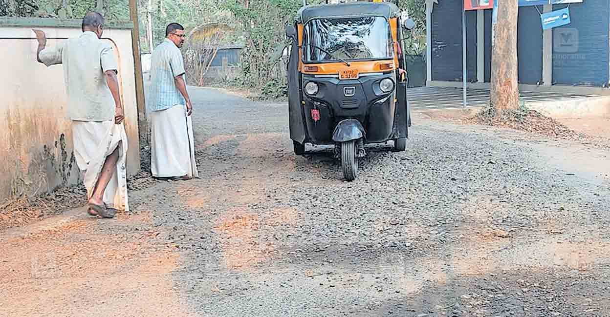 അത്തിക്കാട് –വയലാർ ജംക്‌ഷൻ റോഡിൽ കുഴികൾ; വലഞ്ഞ് യാത്രക്കാർ | Road ...