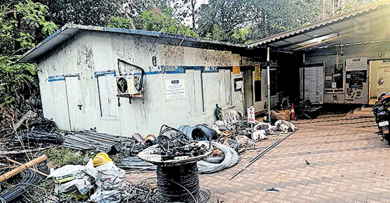 ചാരുംമൂട് കെഎസ്ഇബി സെക്‌ഷൻ ഓഫിസ് ഏതുനിമിഷവും നിലം പൊത്തും | KSEB ...