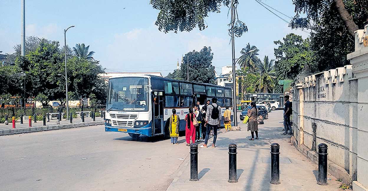 റോഡ് വികസിപ്പിച്ചപ്പോൾ ബസ് സ്റ്റോപ്പ് പുറത്ത്